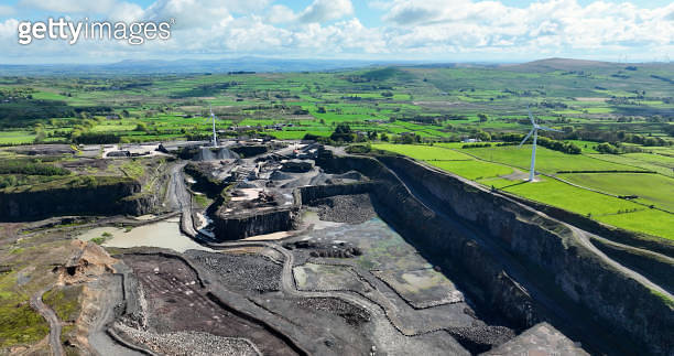Aerial photo of a working Black Stone Quarry lorries and diggers 이미지 ...