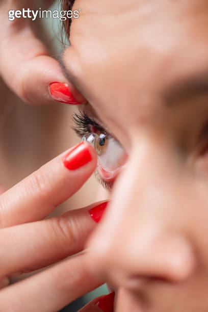 Soft Contact Lens Insertion in Ophthalmology 이미지 (1676081393) - 게티이미지뱅크