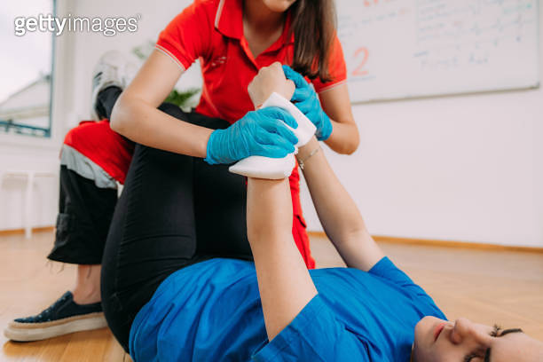 Arm cut First Aid course. Treating arm cuts effectively in informative first aid course. 이미지 ...