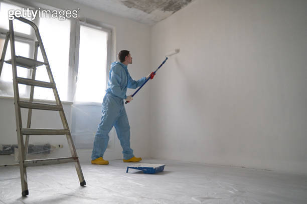 Man paints the ceiling with a roller 이미지 (1484841167) - 게티이미지뱅크
