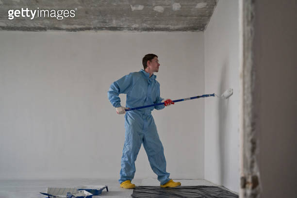 Man paints the ceiling with a roller 이미지 (1484852767) - 게티이미지뱅크