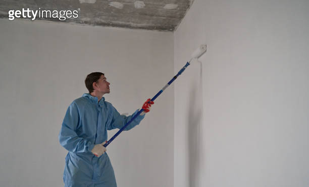 Man paints the ceiling with a roller 이미지 (1484853211) - 게티이미지뱅크