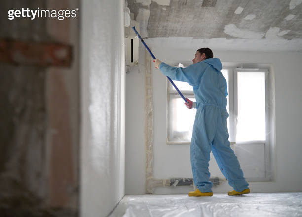 Man paints the ceiling with a roller (1484853316) - 게티이미지뱅크