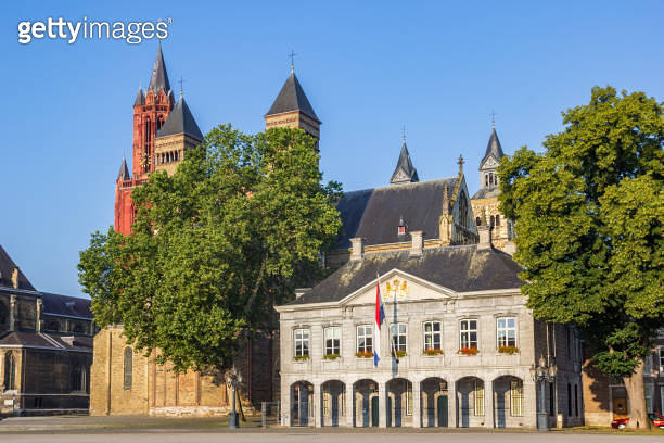 Historic buildings at tthe Vrijthof square in Maastricht 이미지 ...