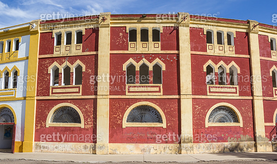 Windows in the red wall of the historic bull ring of Merida 이미지 ...