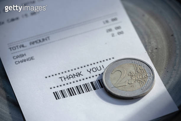 Cafe receipt and cash on cafe table. 이미지 (1769428011) - 게티이미지뱅크