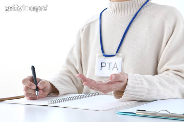 Woman's close up in PTA meeting 이미지 (1470146569) - 게티이미지뱅크