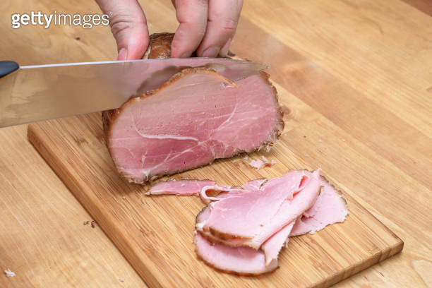 Cut smoked ham into slices, prepare breakfast 이미지 (1658825845) - 게티이미지뱅크