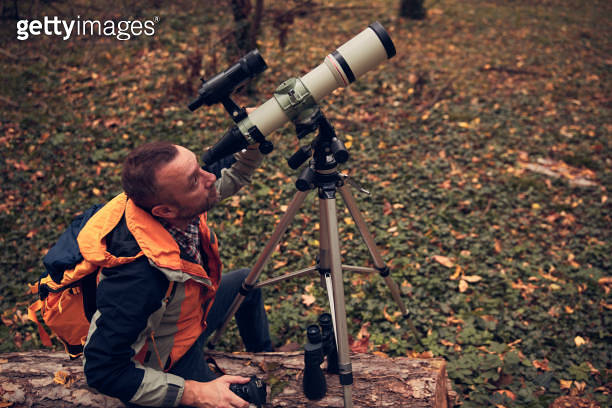Man using telescope for bird and animal watching in nature. 이미지 ...