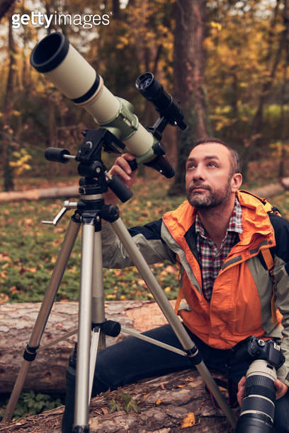 Man using telescope for bird and animal watching in nature. 이미지 ...