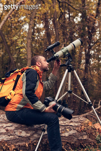 Man using telescope for bird and animal watching in nature. 이미지 ...