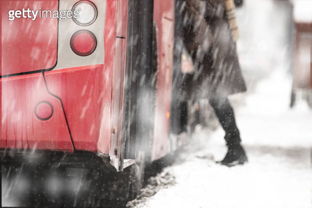 Bus public transportation on snowy streets in winter conditions. 이미지 ...