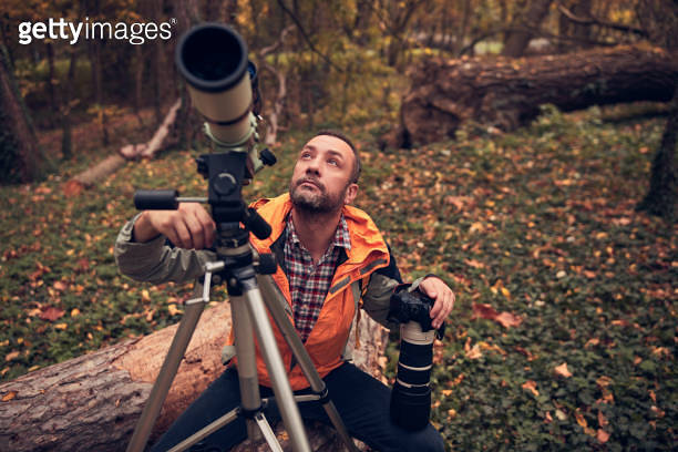 Man using telescope for bird and animal watching in nature. 이미지 ...