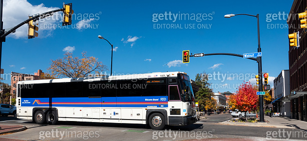 Bus crossing 13th Street in historic downtown Boulder, Colorado. 이미지 ...