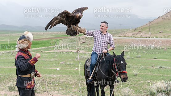 Eagle trainer and his golden eagle in Kyrgyzstan. (1467693287) - 게티이미지뱅크