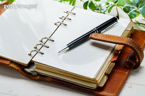 Ring bound planner and pen on wooden table 이미지 (1627136630) - 게티이미지뱅크
