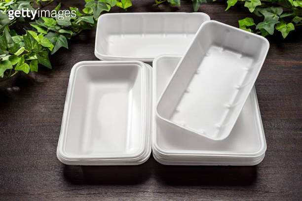 Styrofoam food trays on wooden table 이미지 (1508929992) - 게티이미지뱅크