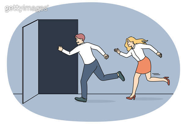 People running to open office doors 이미지 (1592511636) - 게티이미지뱅크