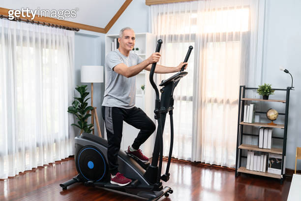 Active senior man running on elliptical running machine. Clout 이미지 ...