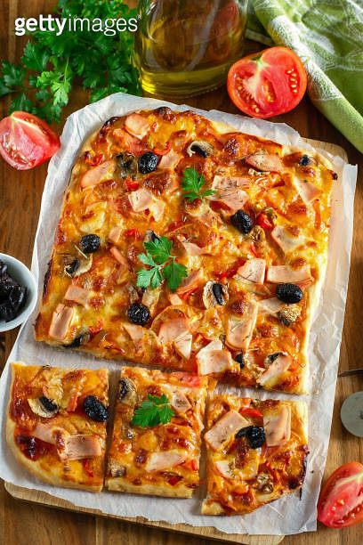 Fresh homemade rectangular pizza with ham, tomatoes and olives 이미지 ...