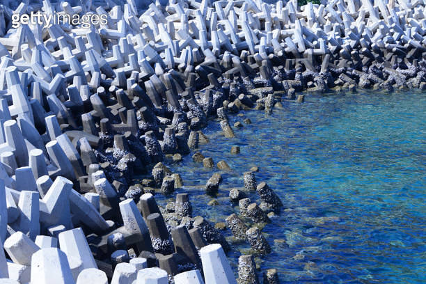 Dolos tetrapods - wave-dissipating concrete blocks - Concrete coastal ...