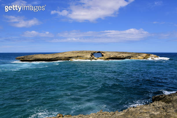 Kukuiho'olua Island with its natural arch, Laie, Oahu, Hawaii 이미지 ...