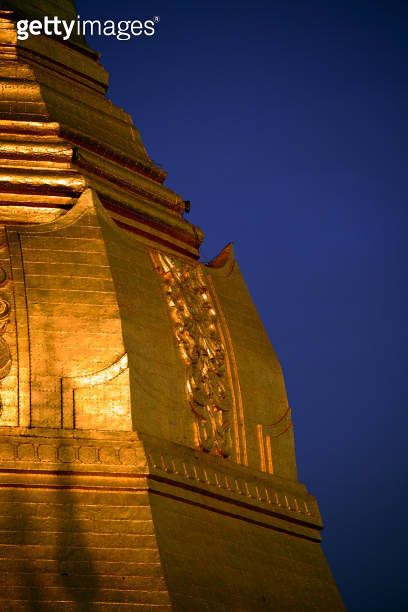 Sule Pagoda / Buddha's hair pagoda - main stupa - Mon-style chedi ...