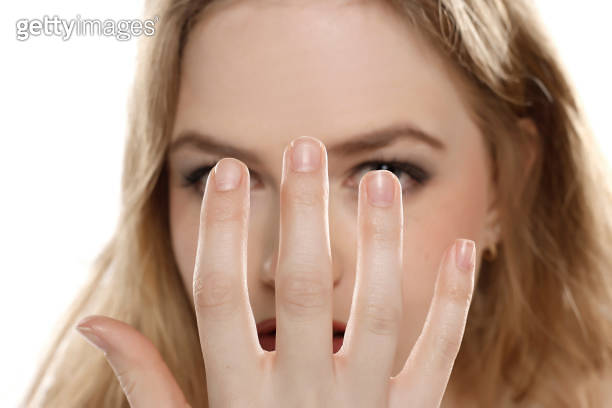 Closeup photo of woman shows her natural nails without nail polish. 이미지 ...