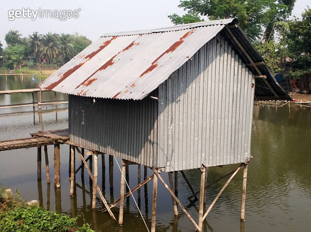 Small floating shack house made of tin and bamboo. 이미지 (1875826009 ...
