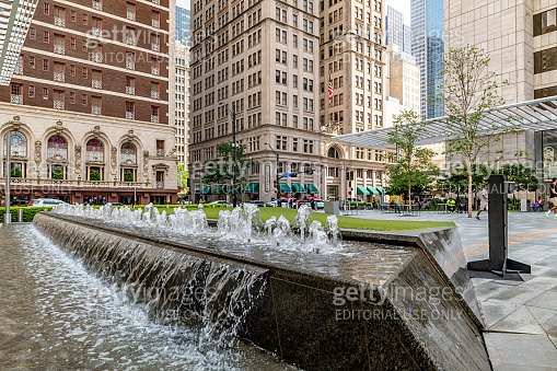 Fountain and plaza of Commerce Street in Dallas (1498701245) - 게티이미지뱅크