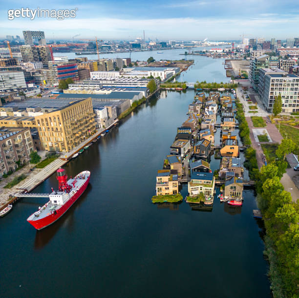 Floating houses in Amsterdam North District. (1718689049) - 게티이미지뱅크