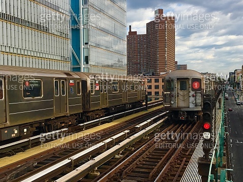 MTA 1 trains passing each other on the elevated subway tracks in New York City 이미지 (1487036368 ...
