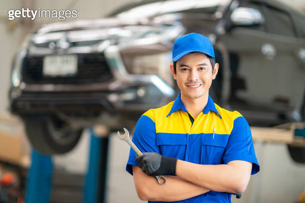 repairman and technician in car garage service in blue uniform 이미지 ...