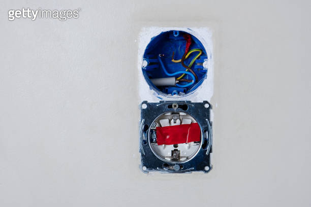 broken electrical socket and socket 이미지 (1459615905) - 게티이미지뱅크