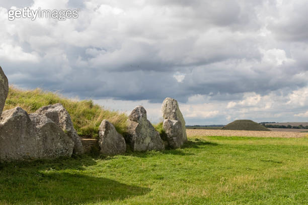 The West Kennet Long Barrow or South Long Barrow 이미지 (1625000658) - 게티이미지뱅크