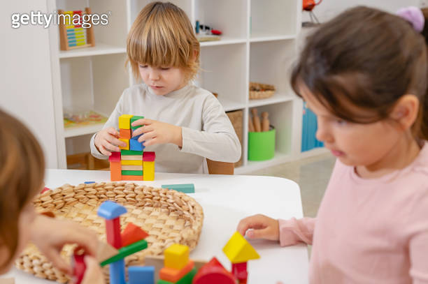 Portrait of preschool child playing with colorful building blocks 이미지 ...