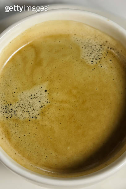 Closeup shot of coffee foam texture on freshly made americano. 이미지 ...