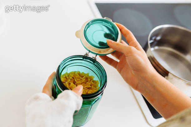 teenage girl, with cast on arm, cook lunch at home (1779950326) - 게티이미지뱅크