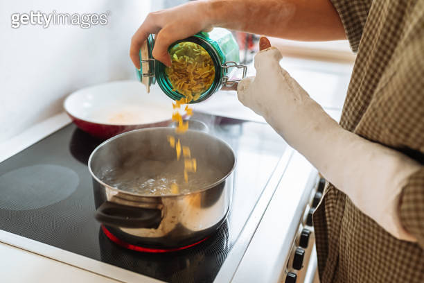 teenage girl, with cast on arm, cook lunch at home 이미지 (1729171517 ...
