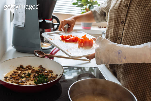 teenage girl, with cast on arm, cook lunch at home (1779943727) - 게티이미지뱅크