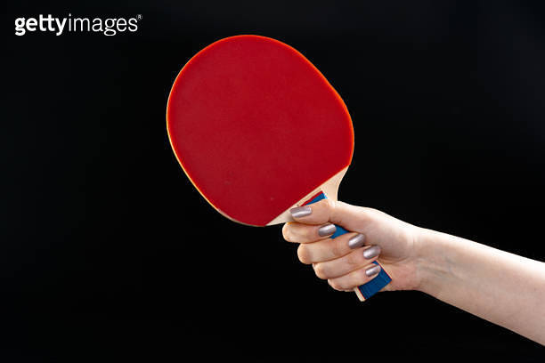 Red ping pong racket on dark background 이미지 (1468241325) - 게티이미지뱅크