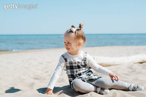 Little girl child fell and hit on the beach, pain (1775947735) - 게티이미지뱅크