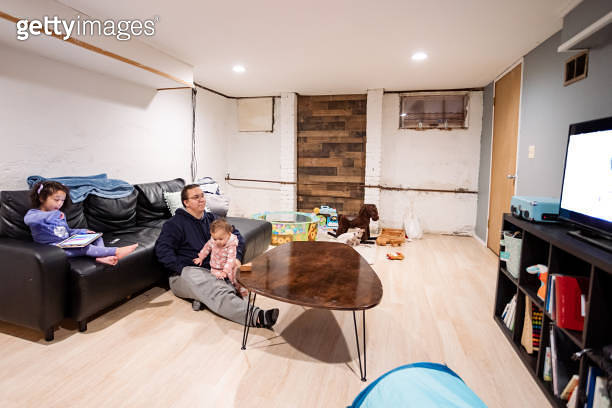 Dad and two daughters watching TV in Family Room 이미지 (1454265870) - 게티이미지뱅크