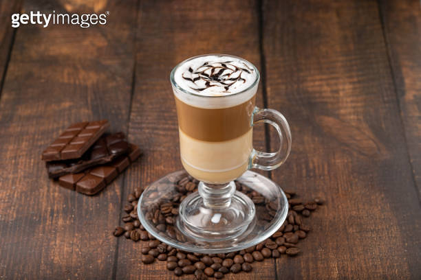 Multilayer coffee latte in glass cup on wooden table 이미지 (1785272907 ...