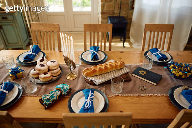 Dining table with traditional Jewish food for Hanukkah celebration. 이미지 ...