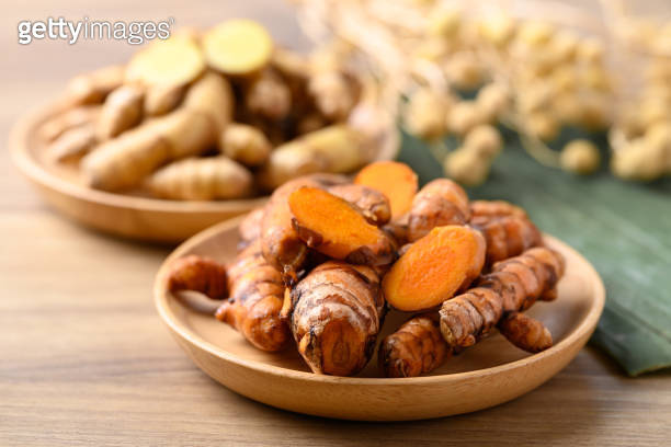 Fresh turmeric yellow and white color, Spice in Asian cuisine 이미지 ...