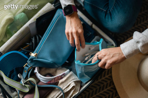 A woman discovering and open backpack searching missing wallet. 이미지 ...