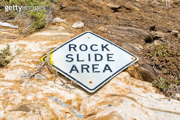 Close-up of a Warning Sign for Rock Slide Area 이미지 (1472518166) - 게티이미지뱅크