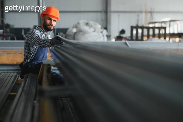 Factory worker measures the metal profile 이미지 (1453835124) - 게티이미지뱅크