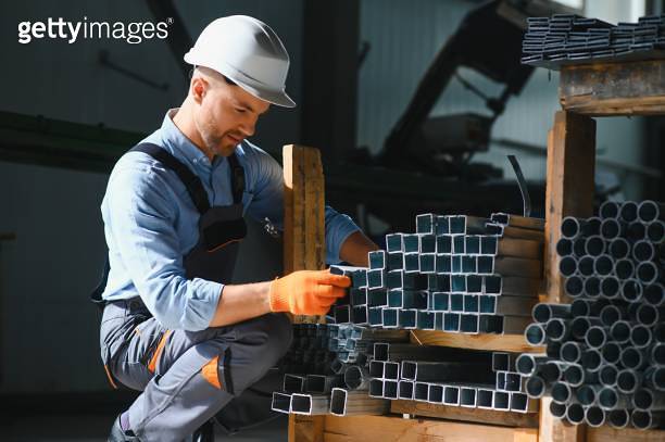 Factory worker measures the metal profile 이미지 (1453842358) - 게티이미지뱅크